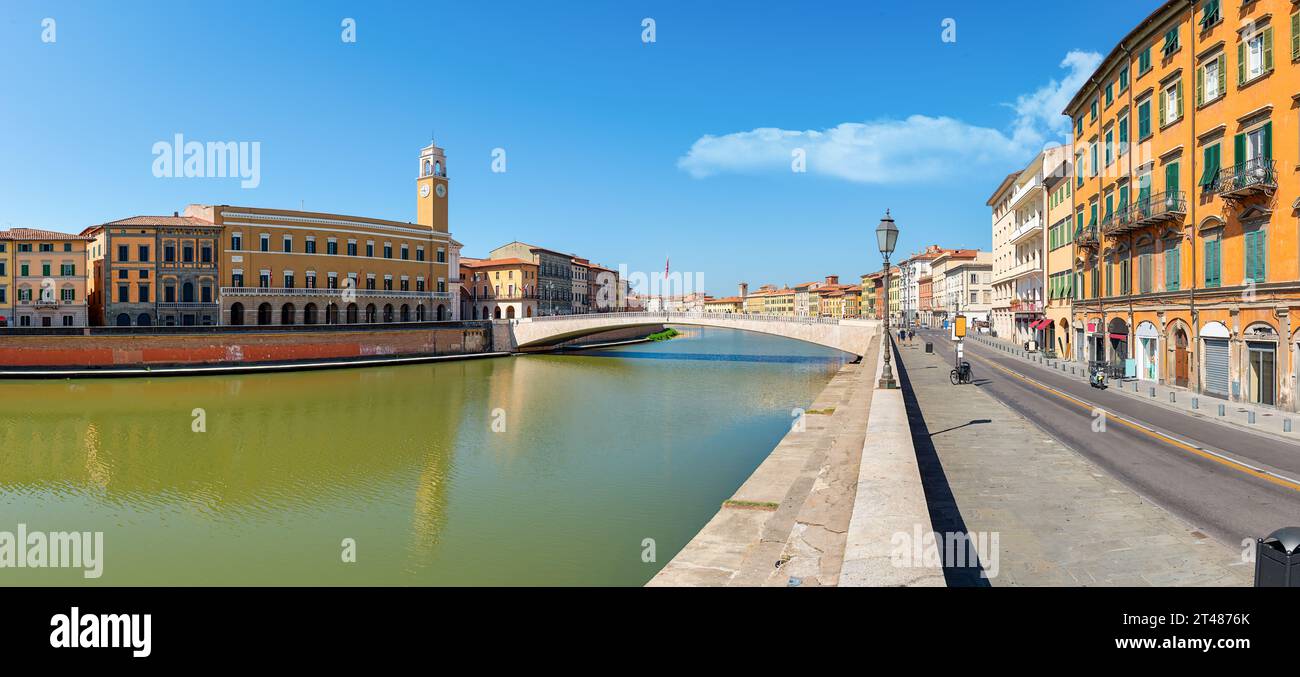 View of the middle bridge on the Arno river and the praetorian palace ...