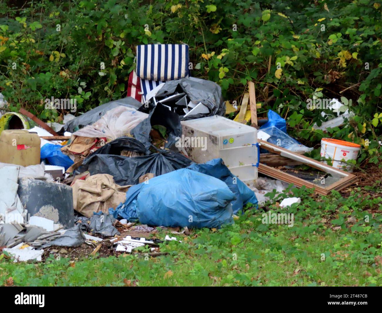 Blick auf eine Riesen-Sauerei - Sperrmuell, Hausrat, Moebel ...