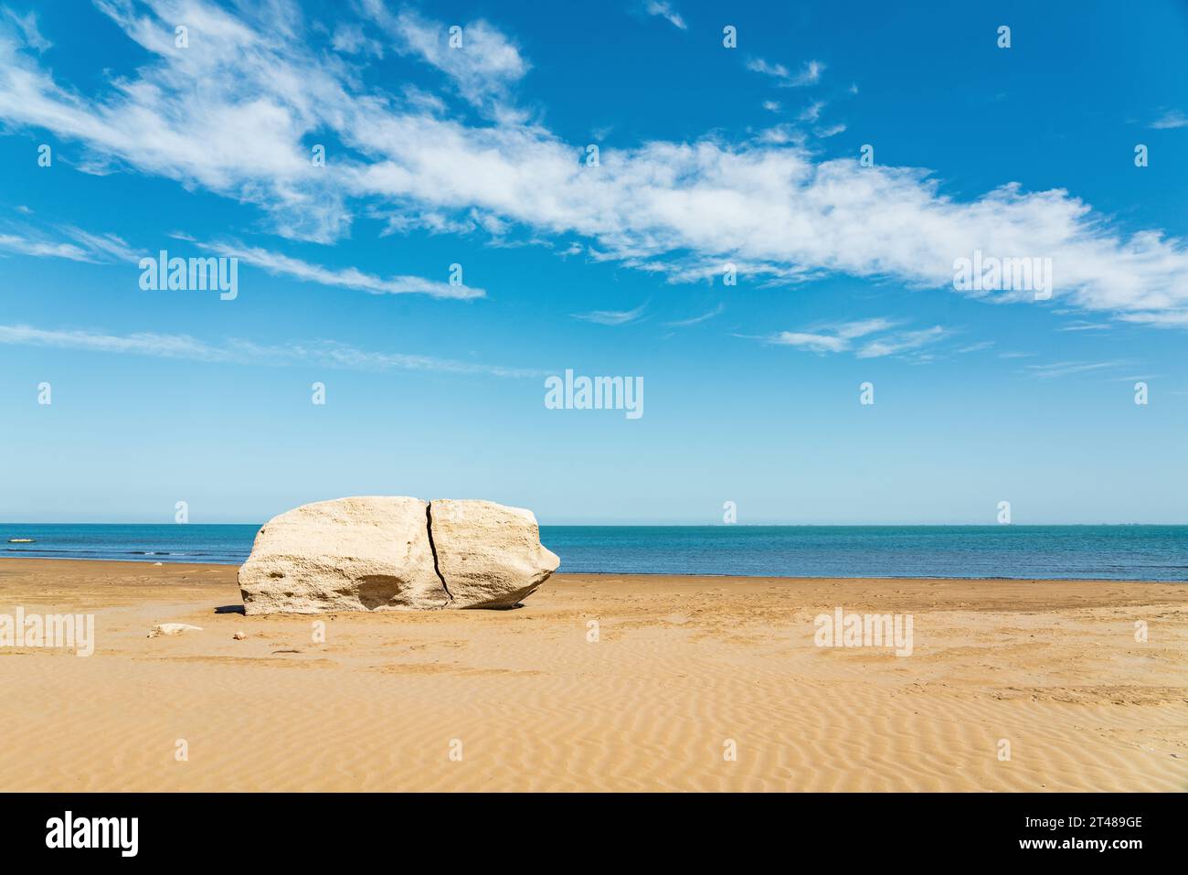 Huge rock on beach hi-res stock photography and images - Alamy
