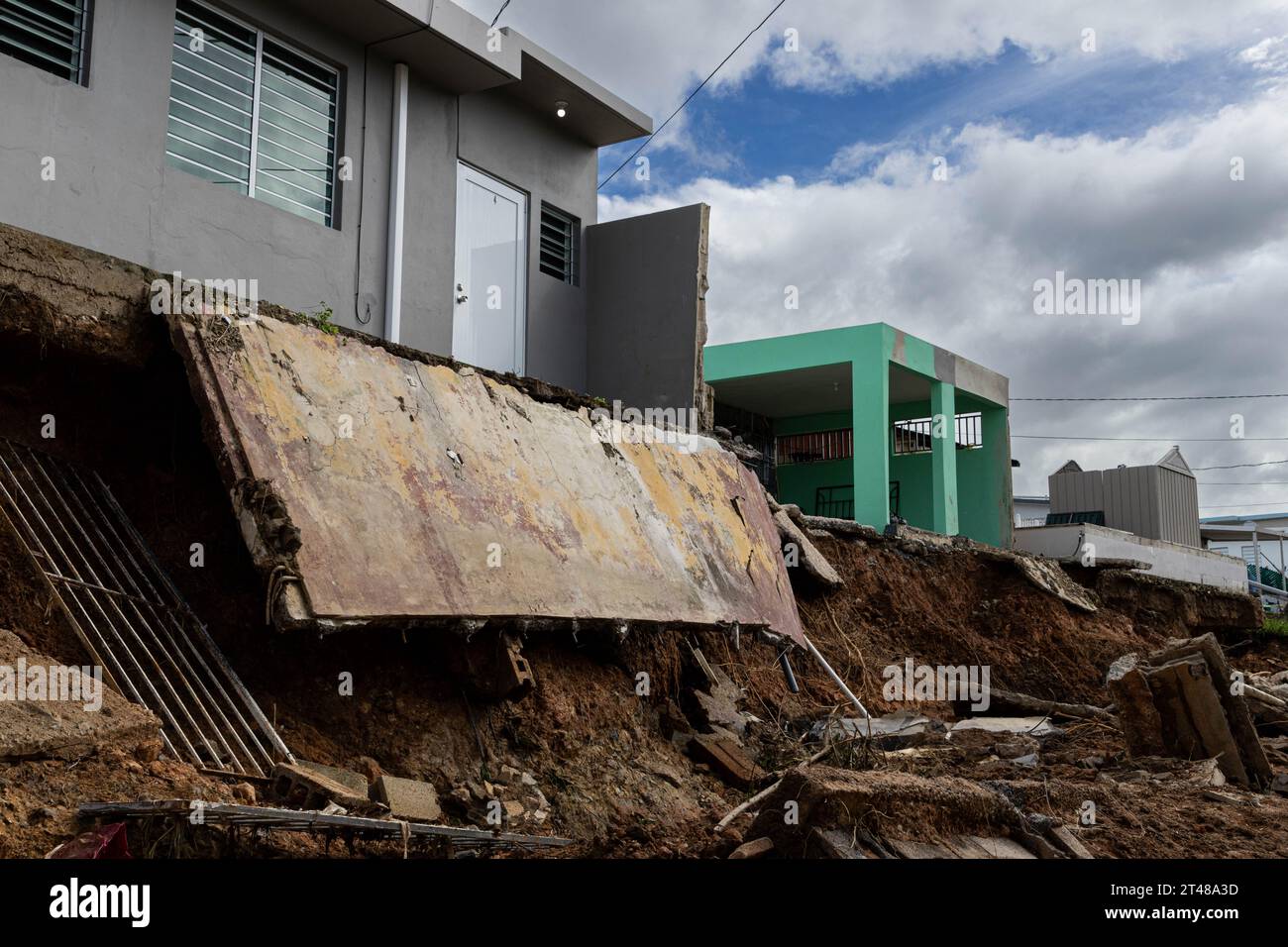 San Juan, USA. 28th Oct, 2023. Two houses whose backyards were ...