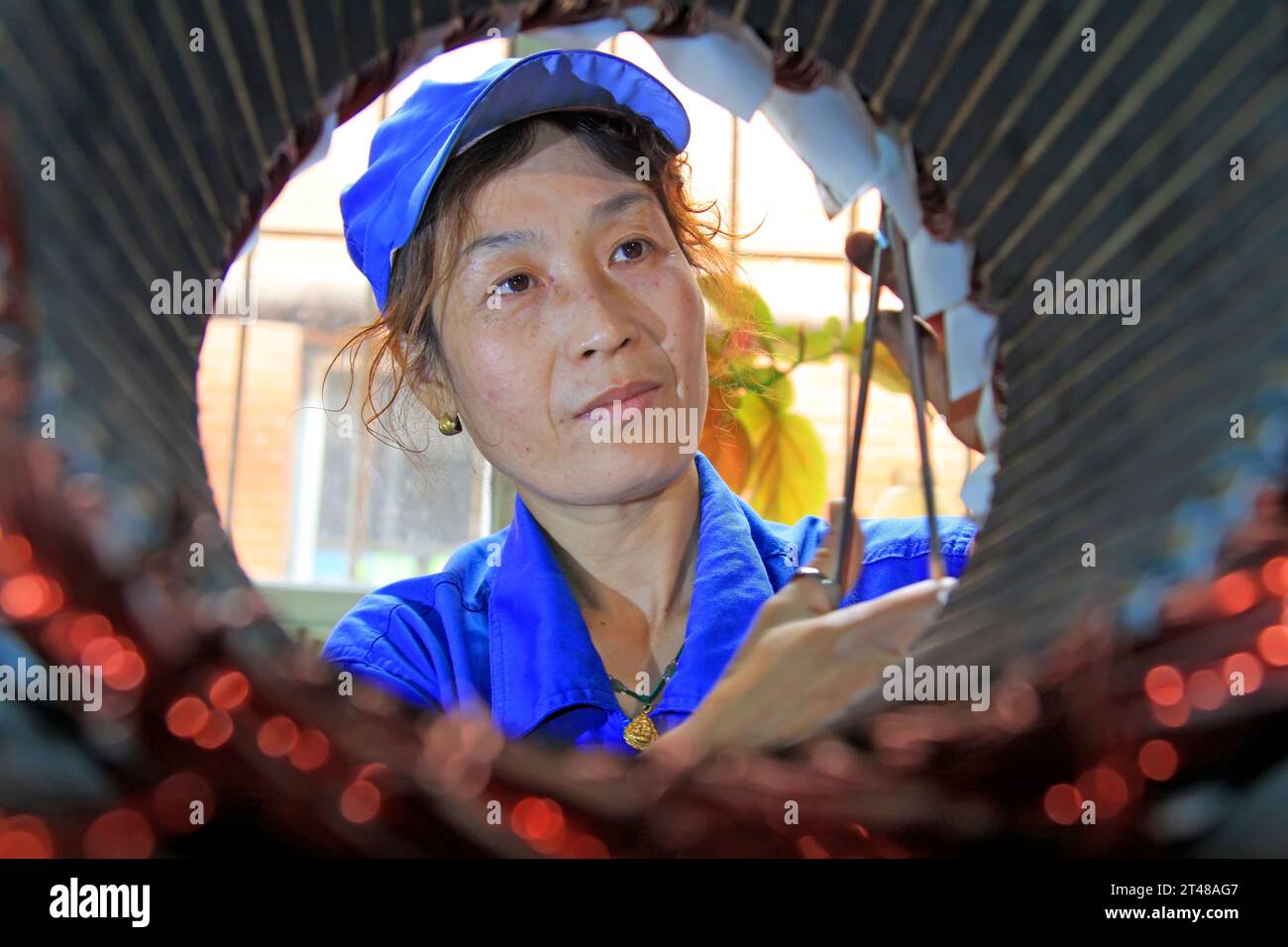 China chinese female factory workers hi-res stock photography and ...