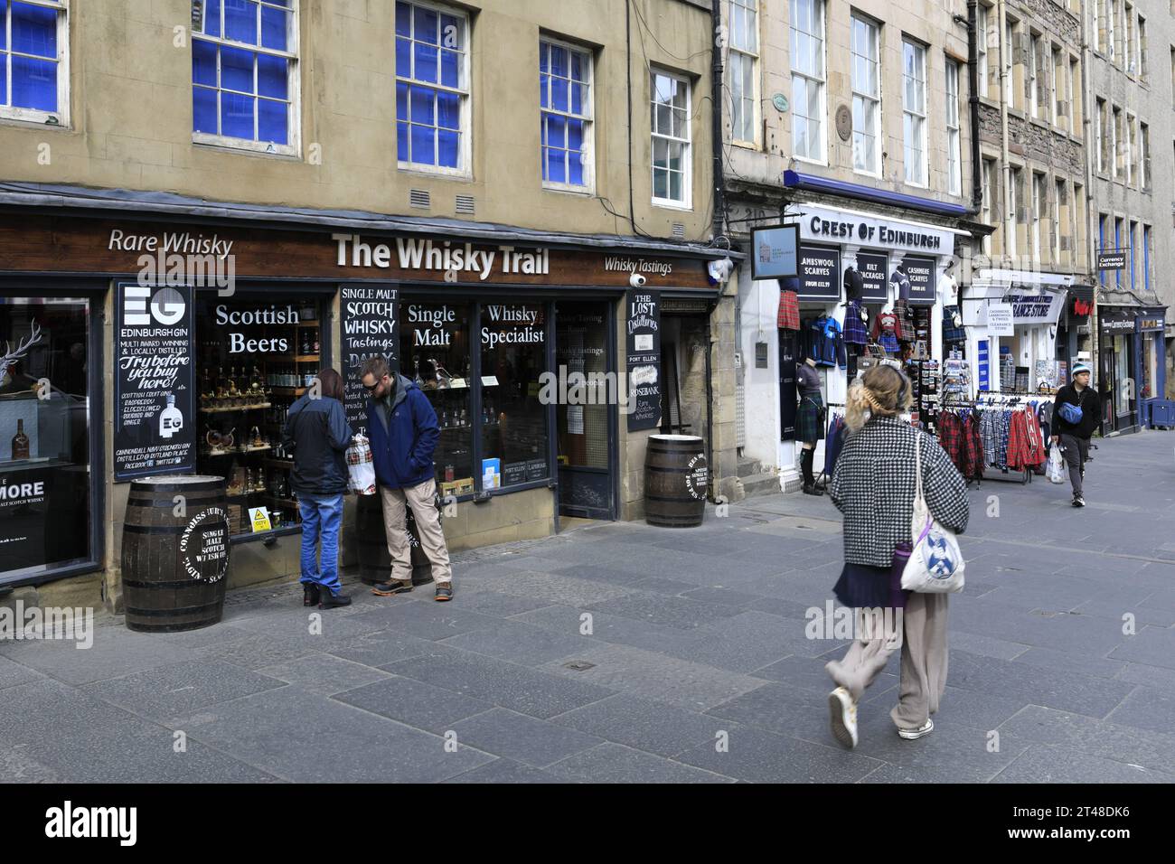 Street view along the Royal Mile, Edinburgh City, Scotland, UK Stock Photo - Alamy