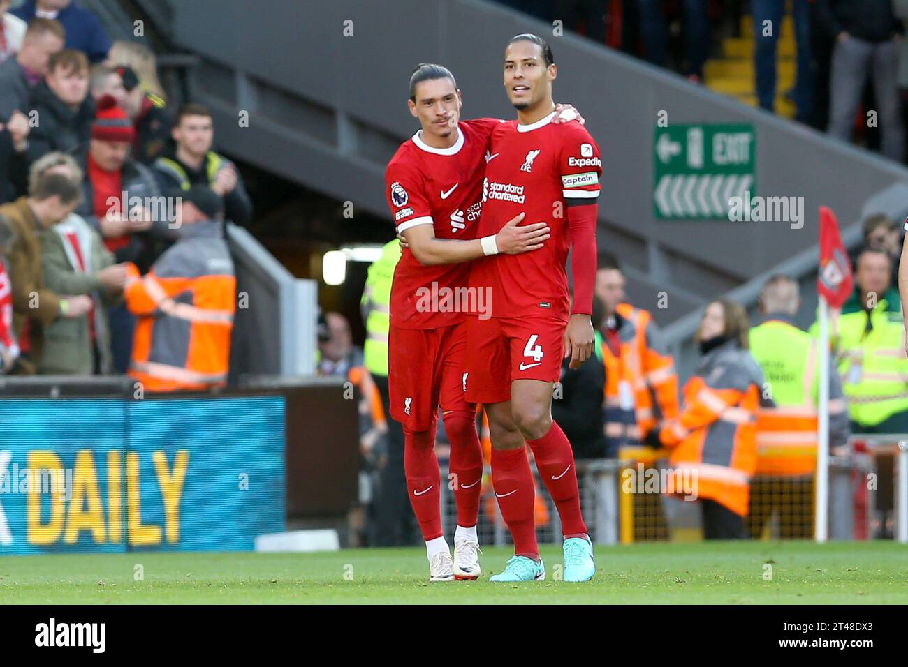 Liverpool, UK. 29th Oct, 2023. Darwin Nunez of Liverpool (l) celebrates ...
