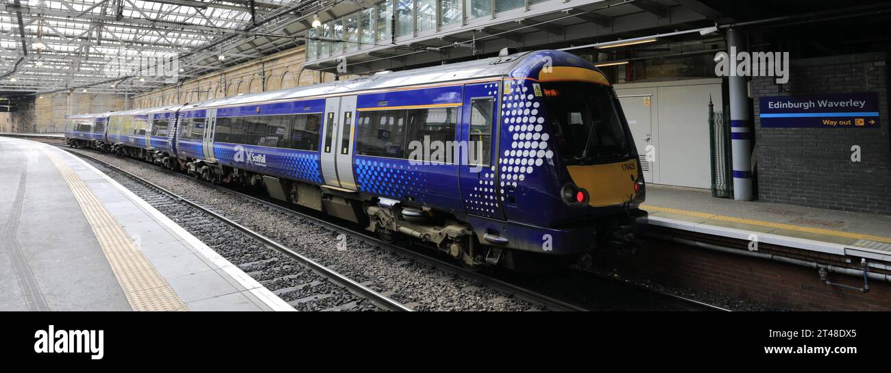 Scotrail train passing edinburgh castle hi-res stock photography and ...