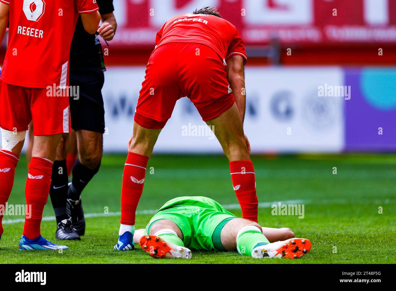 ENSCHEDE, NETHERLANDS - OCTOBER 29: Goalkeeper Lars Unnerstall (FC ...