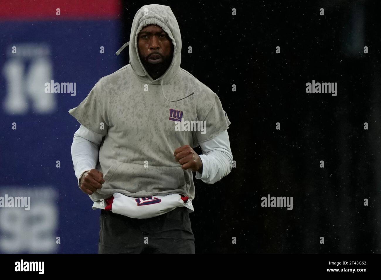New York Giants quarterback Tyrod Taylor (2) warms up before an NFL ...