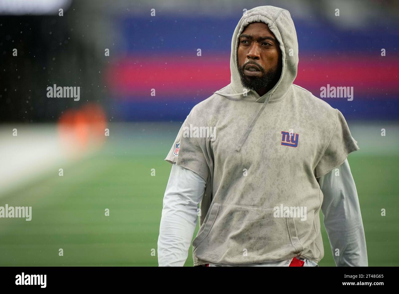 New York Giants quarterback Tyrod Taylor (2) warms up before an NFL ...