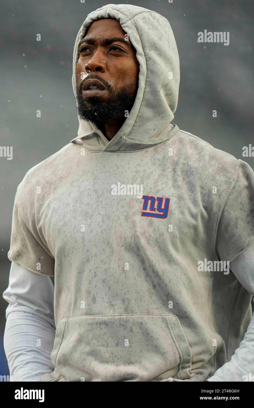 New York Giants quarterback Tyrod Taylor (2) warms up before an NFL ...