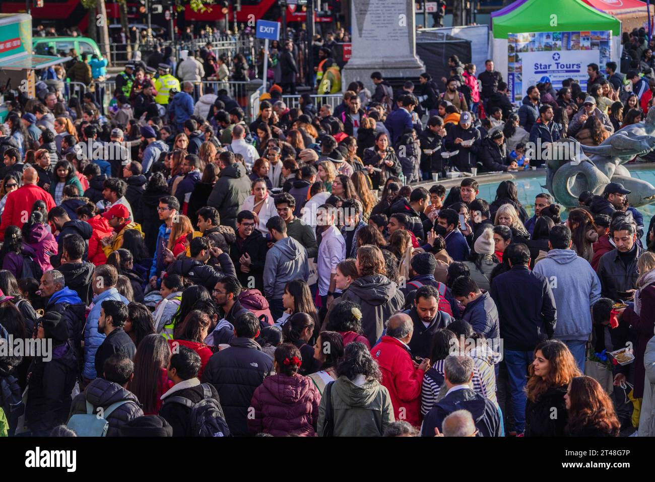 London Uk 29 October 2023 Large Crowds Of Revellers Pack Trafalgar
