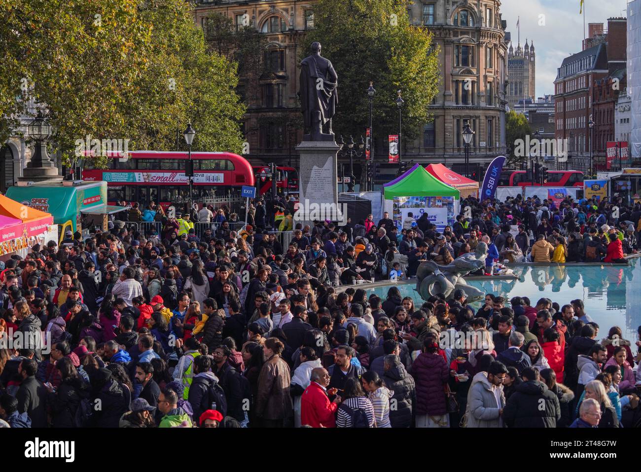 London Uk 29 October 2023 Large Crowds Of Revellers Pack Trafalgar
