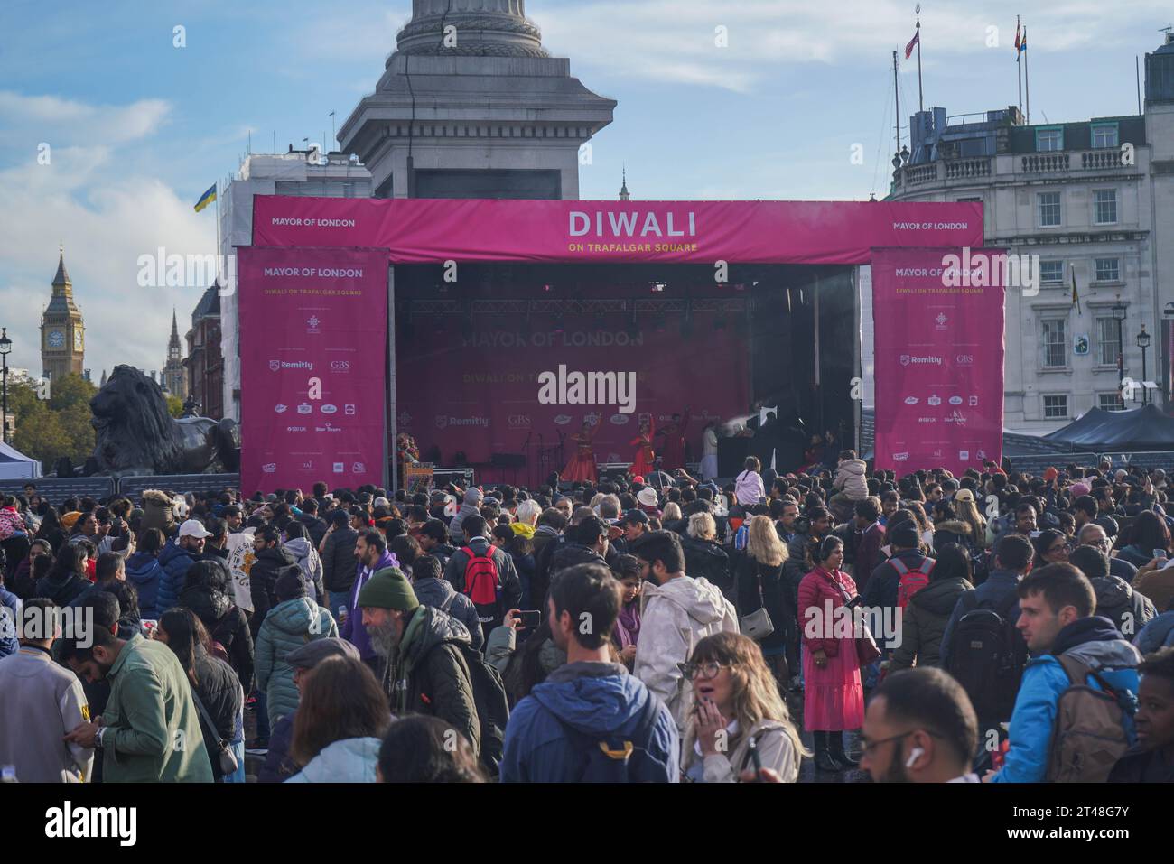 London Uk 29 October 2023 Large Crowds Of Revellers Pack Trafalgar