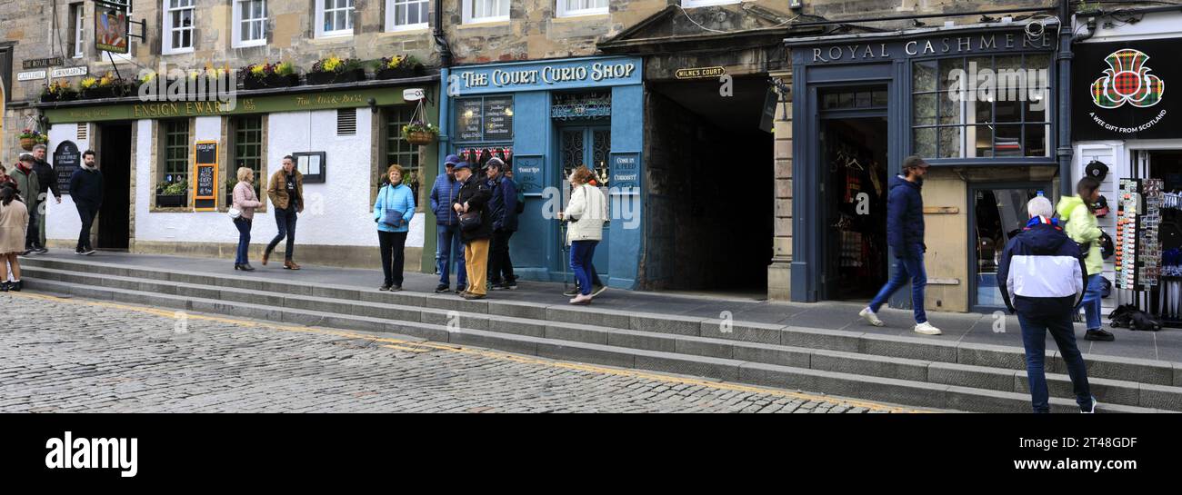 Street view along the Royal Mile, Edinburgh City, Scotland, UK Stock Photo - Alamy