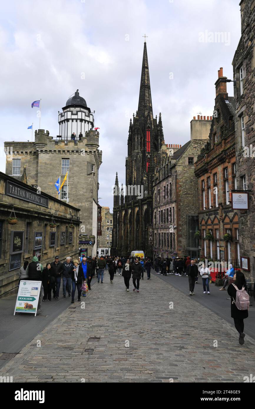 Street view along the Royal Mile, Edinburgh City, Scotland, UK Stock Photo - Alamy