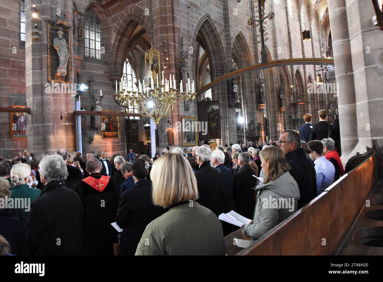 Glaeubige Besucher Nuernberg 29.10.2023 Nuernberger St. Lorenzkirche ...