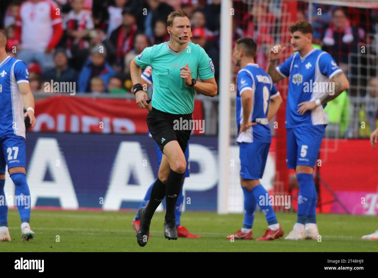 9 spieltag referee martin petersen hi-res stock photography and images ...