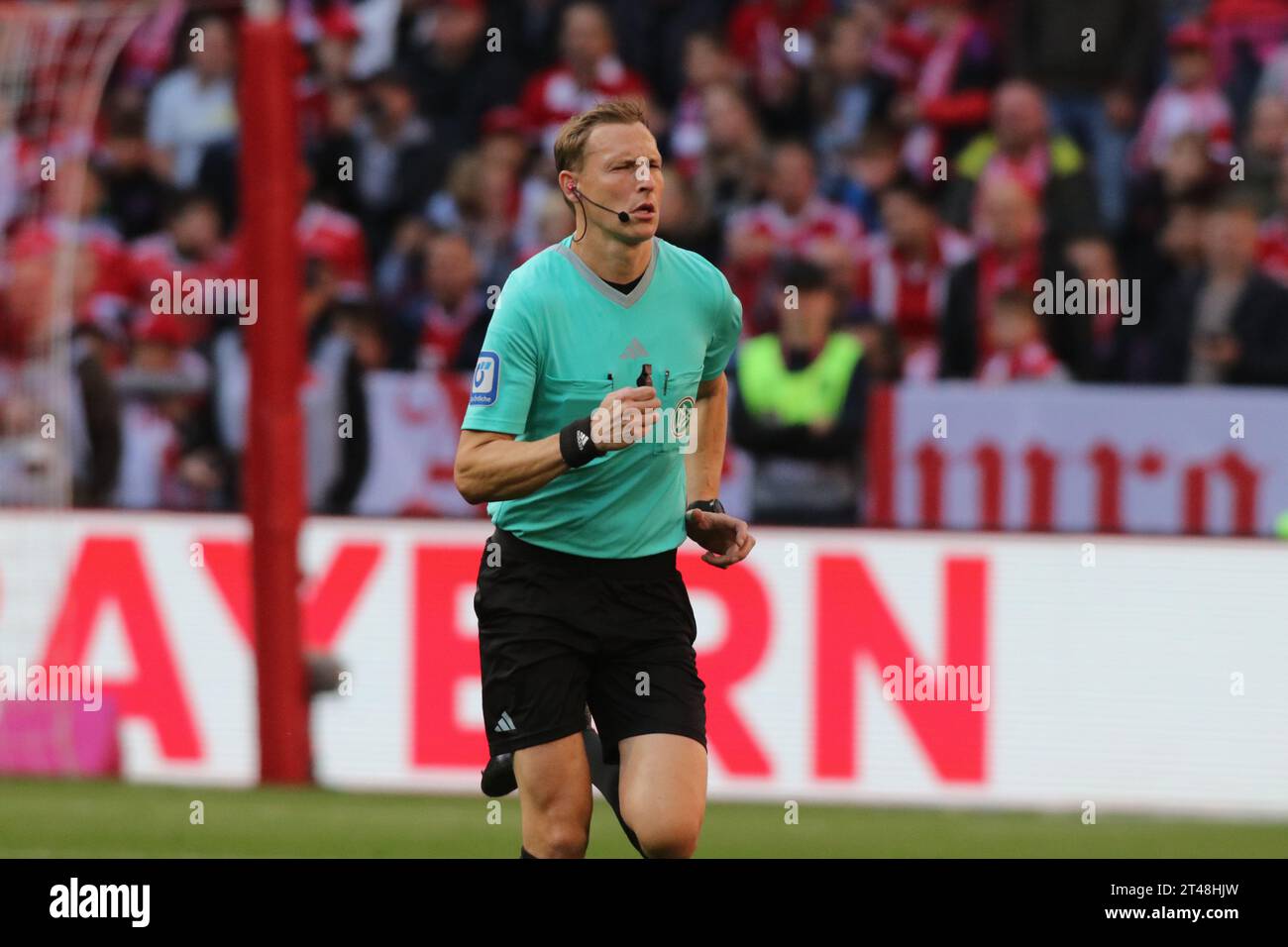 9 spieltag referee martin petersen hi-res stock photography and images ...