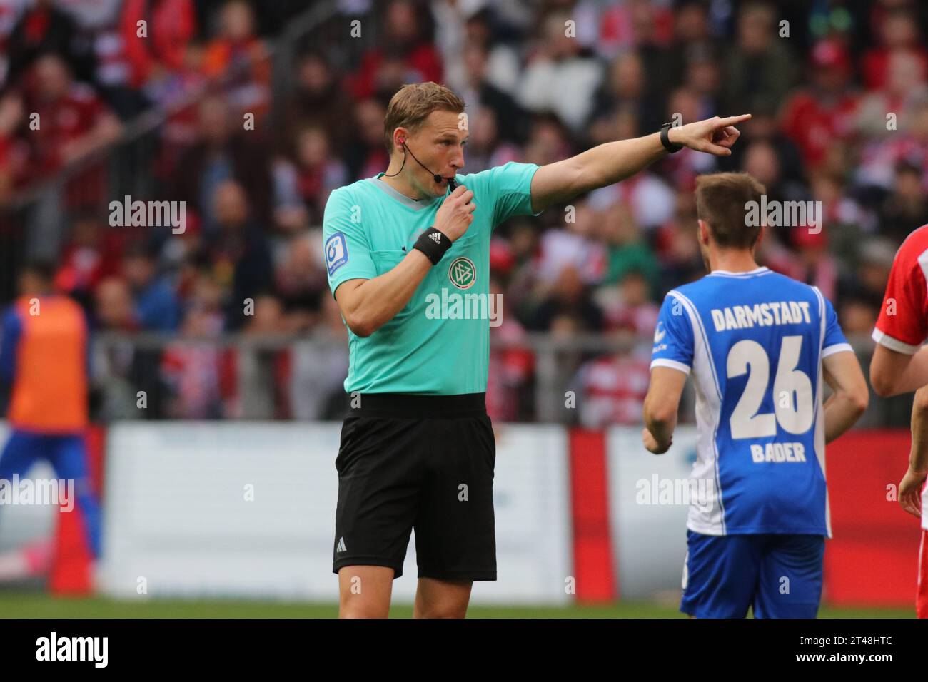 9 spieltag referee martin petersen hi-res stock photography and images ...
