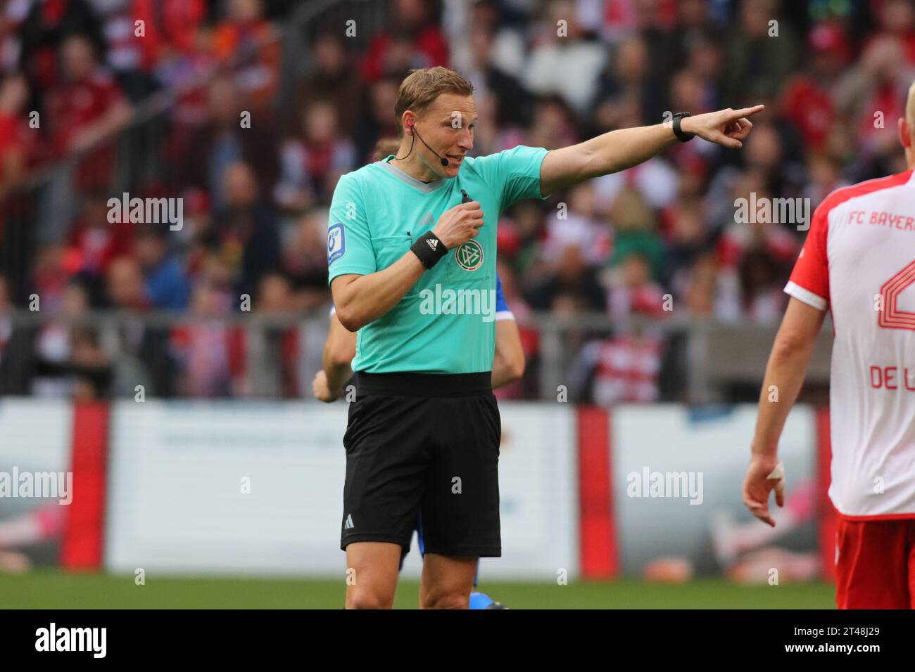 9 spieltag referee martin petersen hi-res stock photography and images ...
