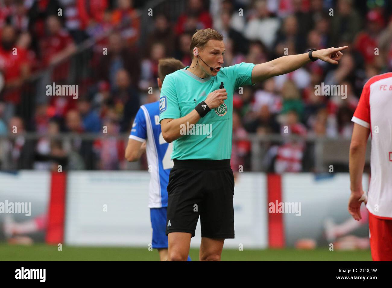 9 spieltag referee martin petersen hi-res stock photography and images ...