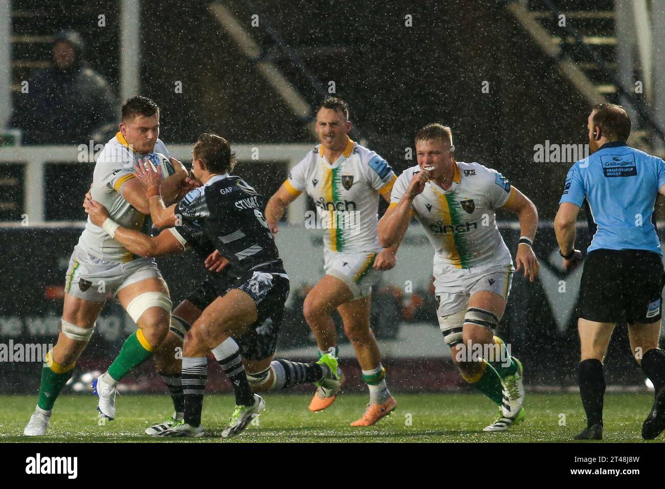 Carries the ball hi-res stock photography and images - Alamy