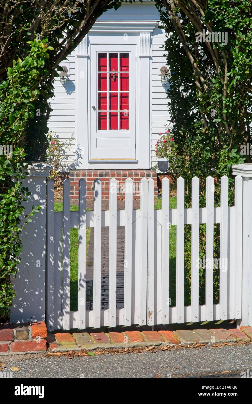 Picket fence gate hi-res stock photography and images - Alamy