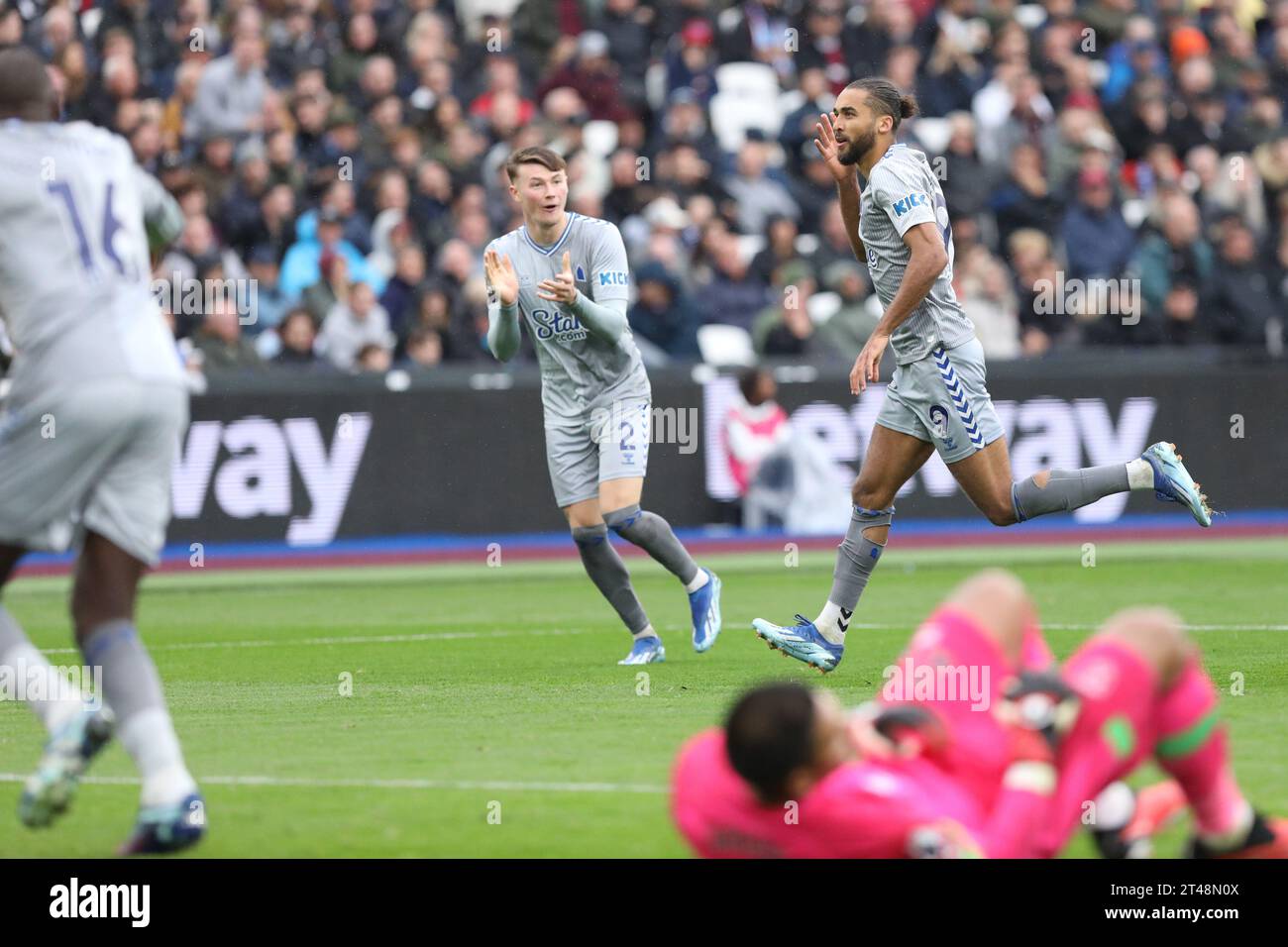 London, UK. 29th Oct, 2023. Dominic Calvert-Lewin of Everton celebrates ...