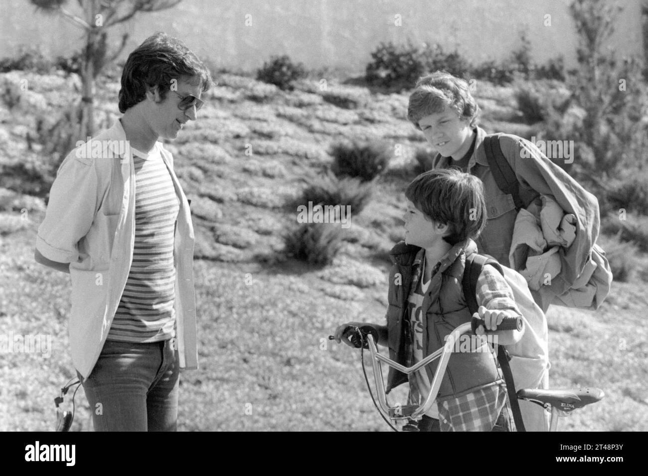STEVEN SPIELBERG, ROBERT MACNAUGHTON and HENRY THOMAS in E. T. THE ...