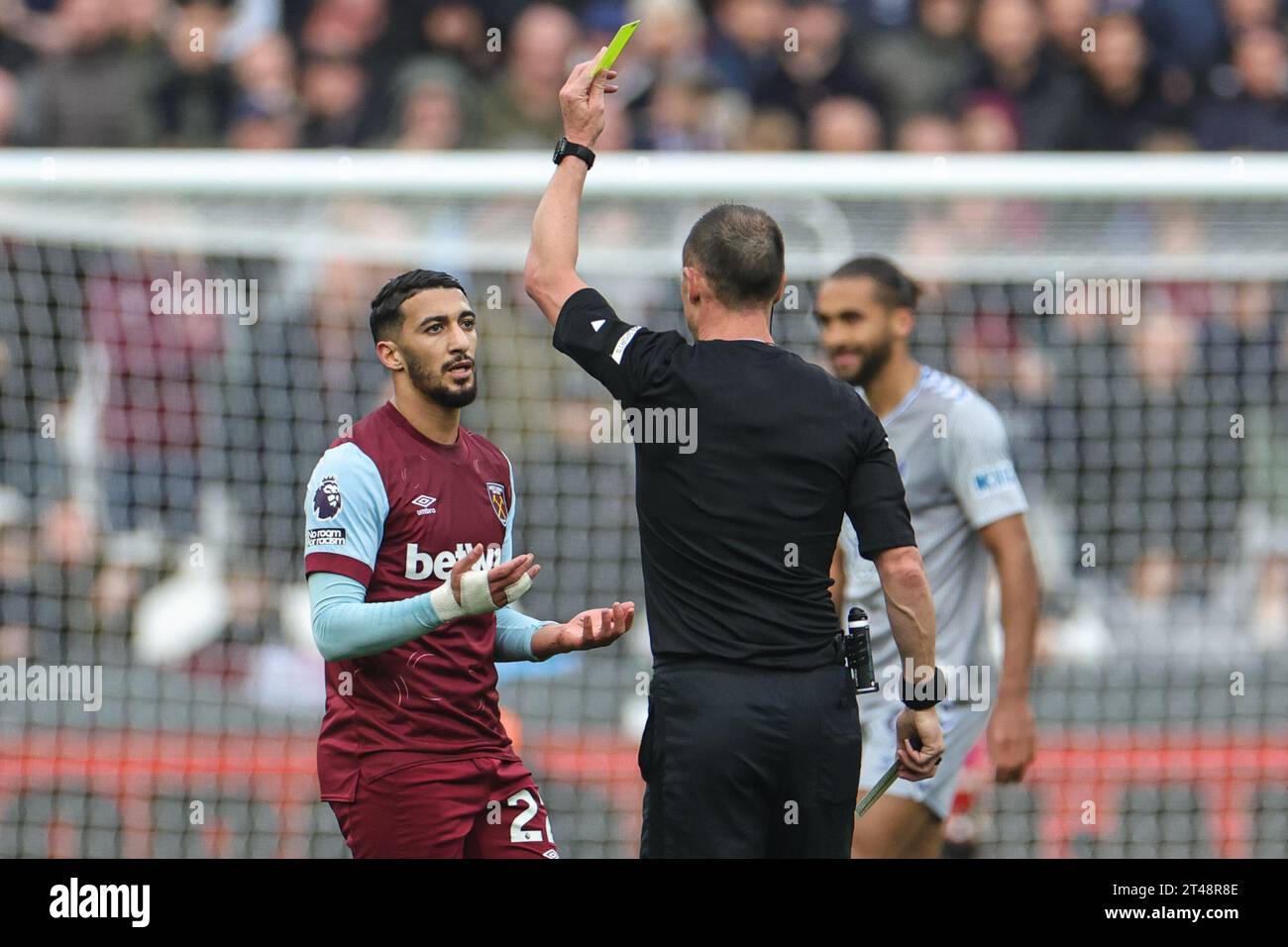 London, UK. 29th Oct, 2023. Referee, Stuart Attwell gives Saïd Benrahma ...