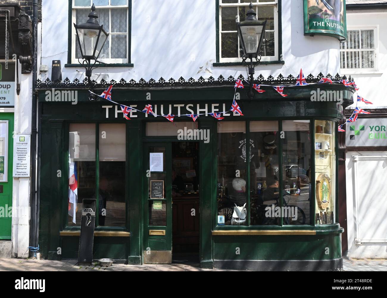 The nutshell pub hi-res stock photography and images - Alamy
