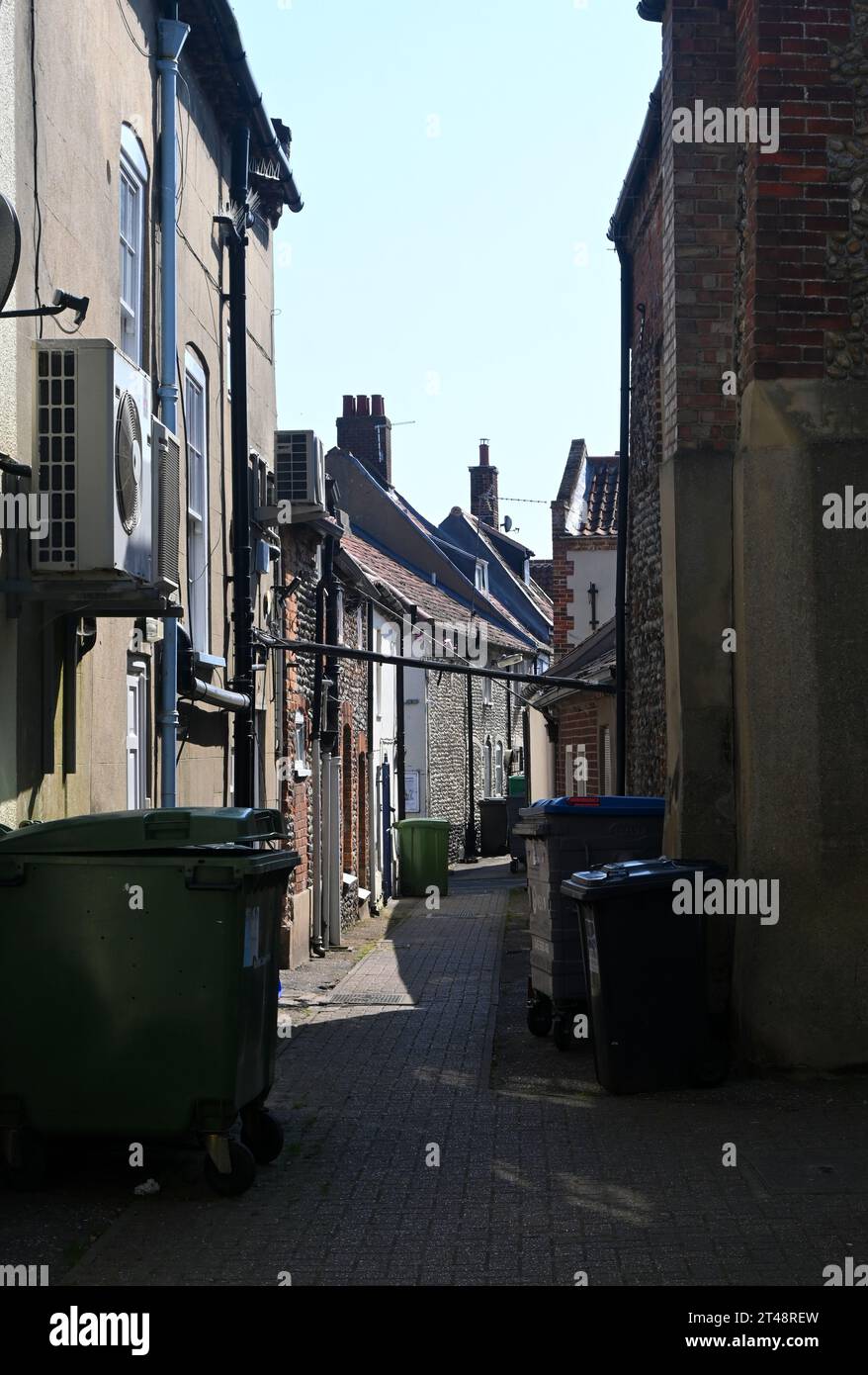 Back alley bins hi-res stock photography and images - Alamy