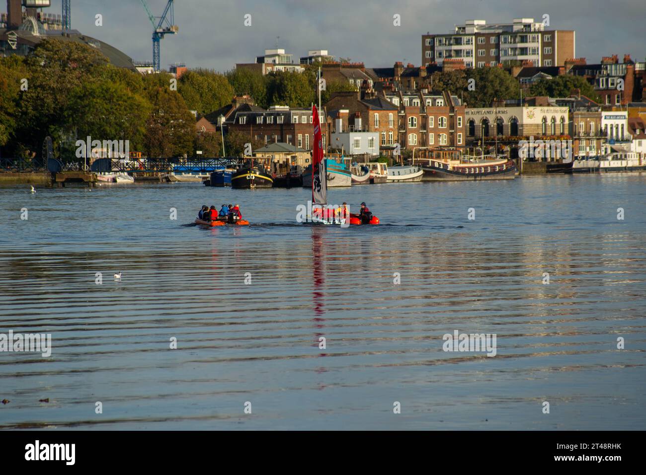 London, UK. 29th Oct, 2023. Canoeists and High Tide at Chiswick Mall ...