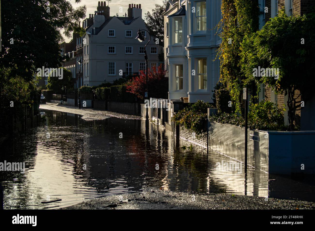 London, UK. 29th Oct, 2023. Canoeists and High Tide at Chiswick Mall ...