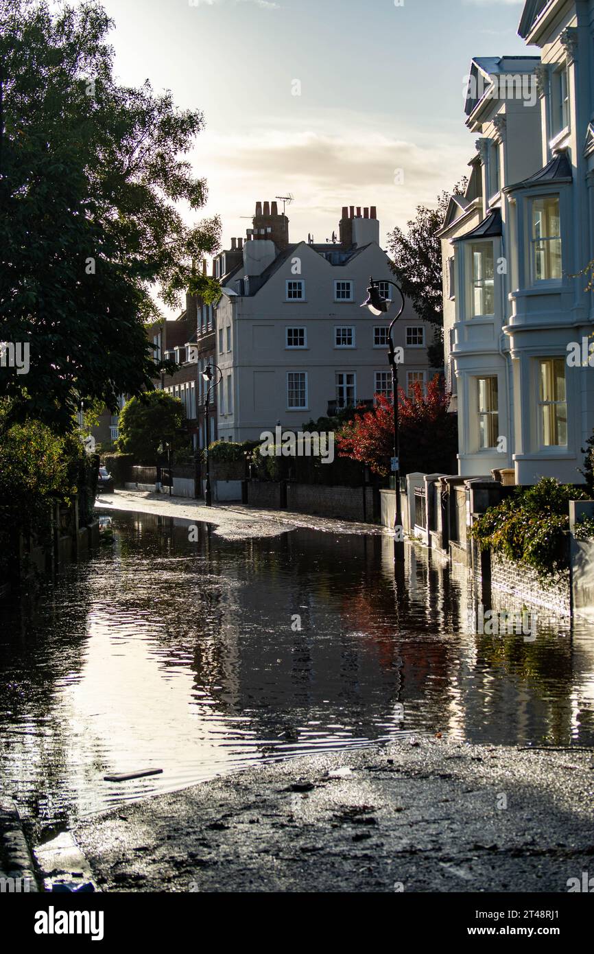 London, UK. 29th Oct, 2023. Canoeists and High Tide at Chiswick Mall ...