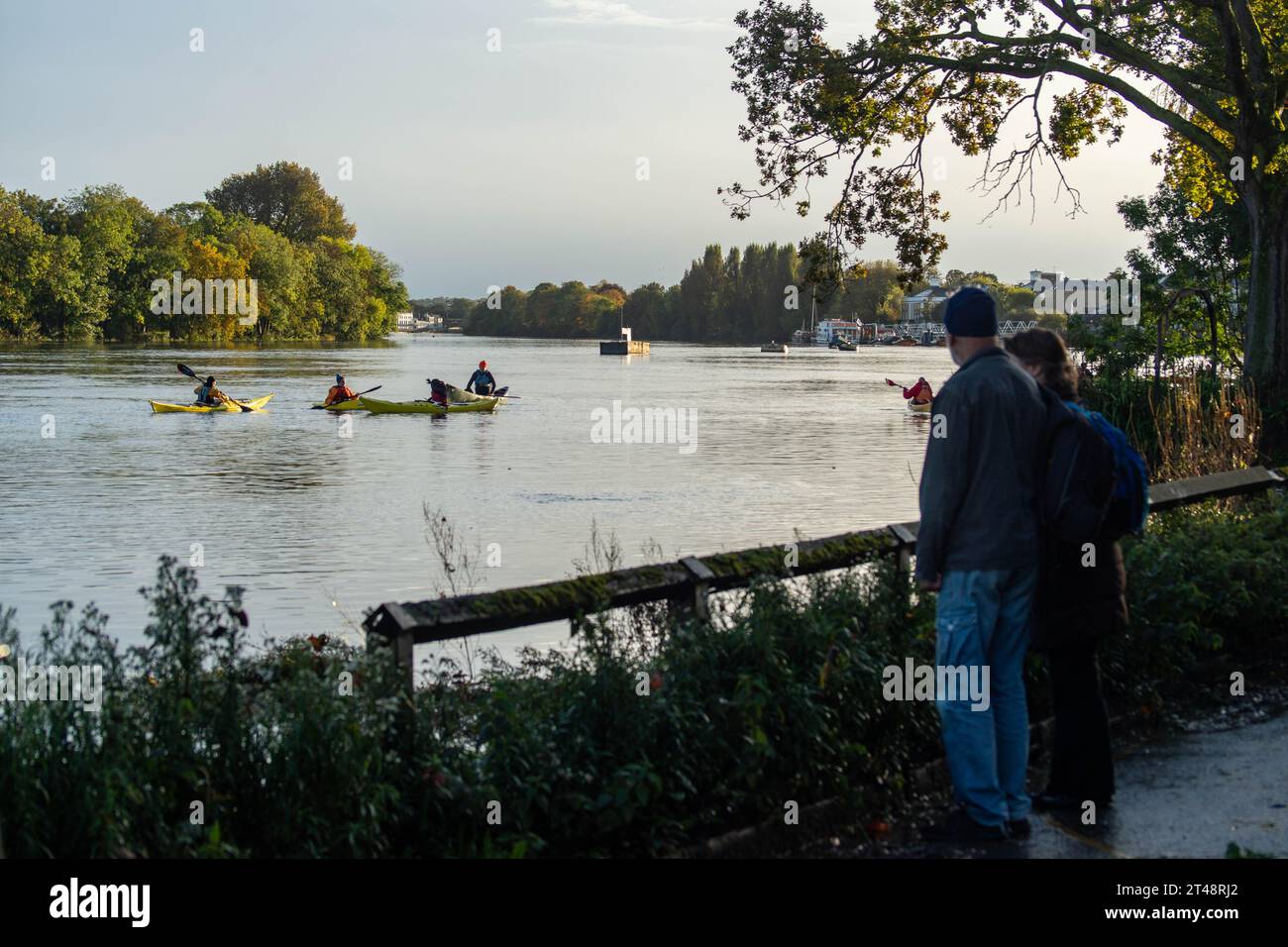 London, UK. 29th Oct, 2023. Canoeists and High Tide at Chiswick Mall ...