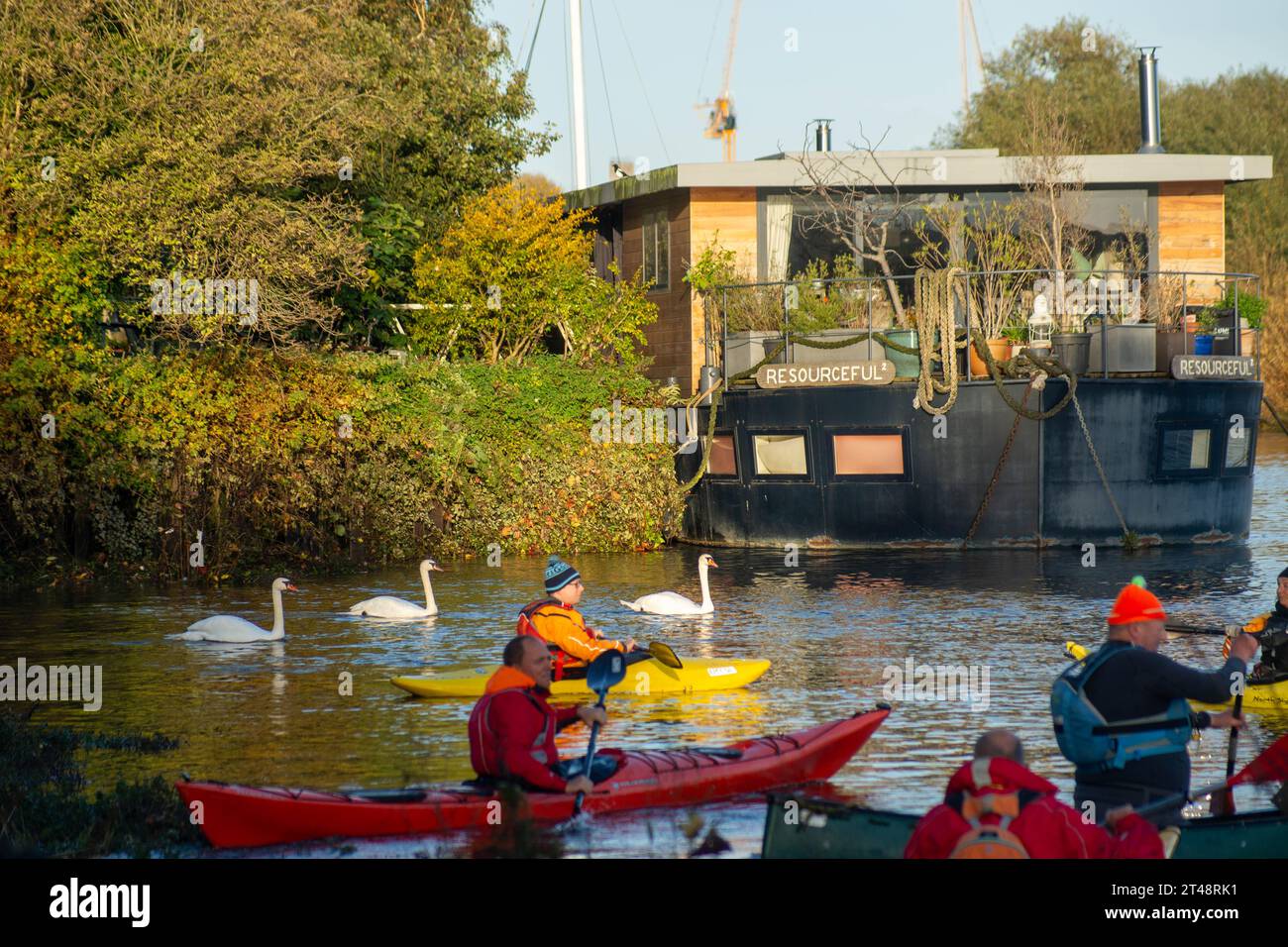 London, UK. 29th Oct, 2023. Canoeists and High Tide at Chiswick Mall ...