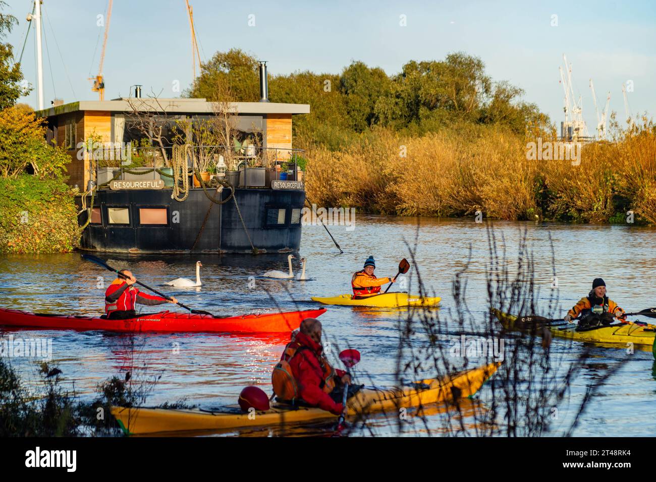 London, UK. 29th Oct, 2023. Canoeists and High Tide at Chiswick Mall ...
