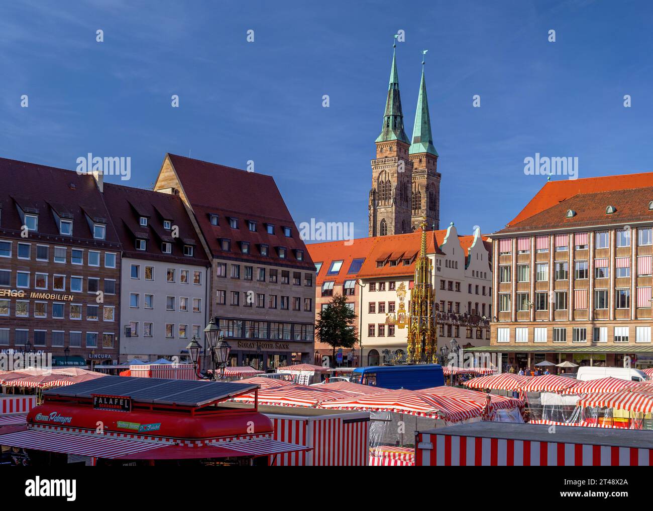 Main market, Hauptmarkt in Nuremberg, Beautiful fountain and ...