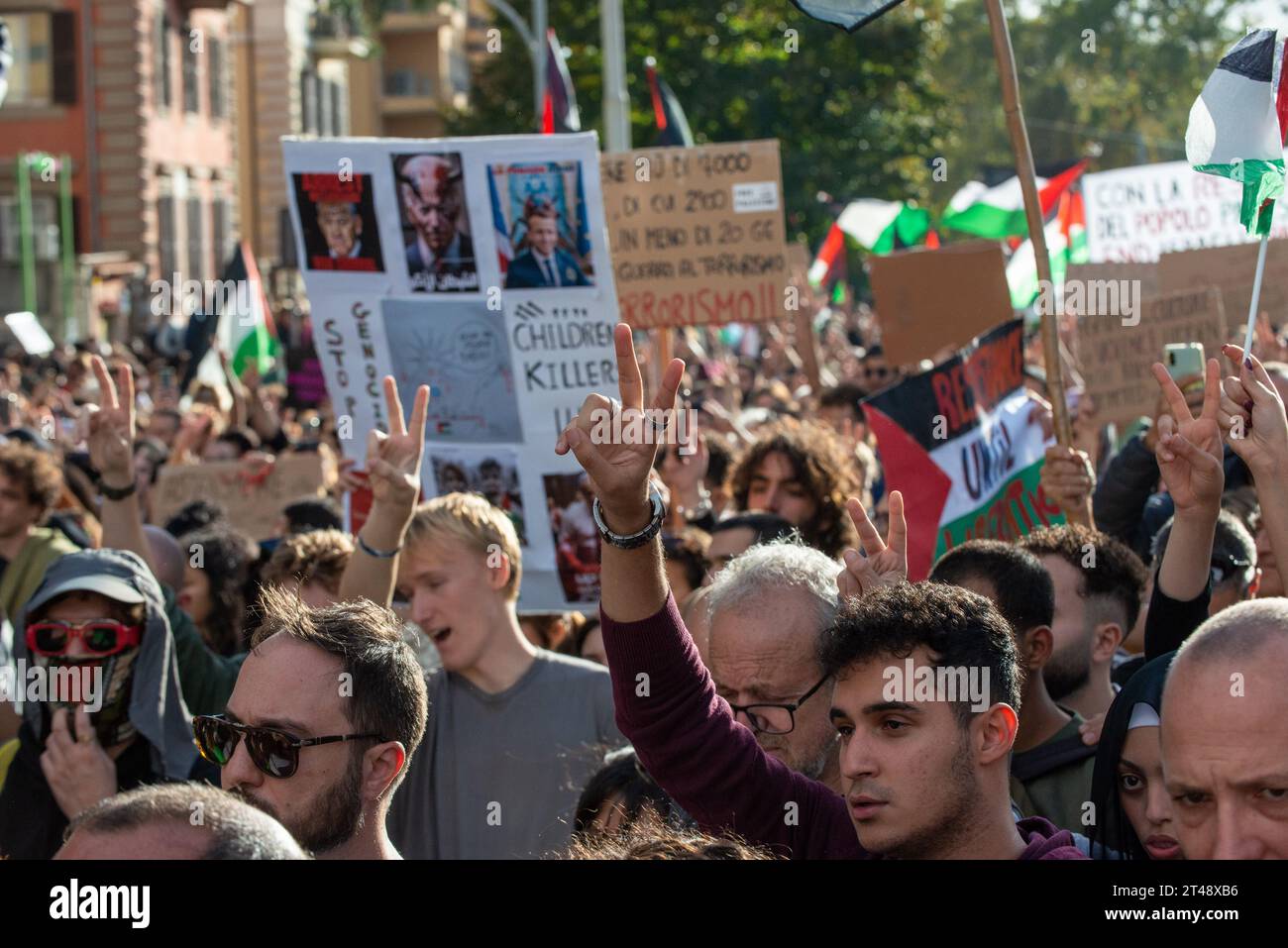 October 28, 2023 - Rome, Italy: Thousands march in Rome demanding peace ...