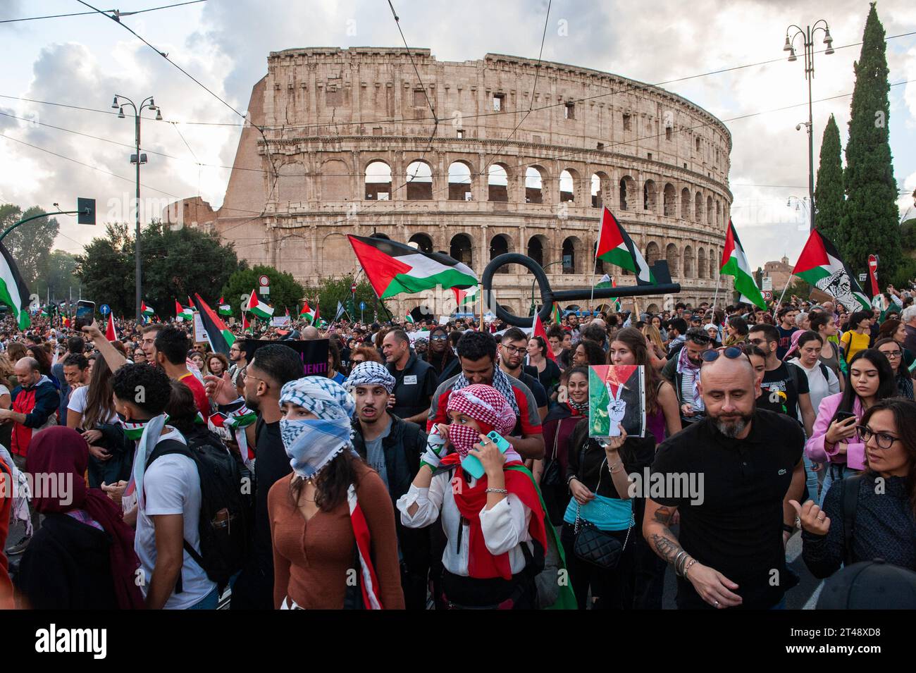 October 28, 2023 - Rome, Italy: Thousands march in Rome demanding peace ...