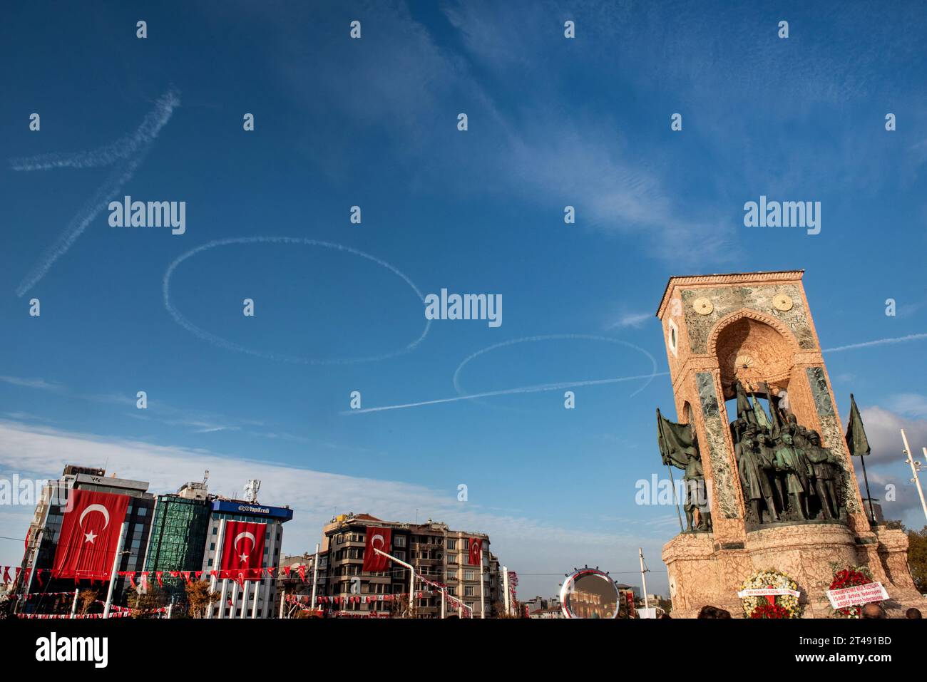 Istanbul, Turkey. October 29th 2023 Planes write the number 100 in the ...