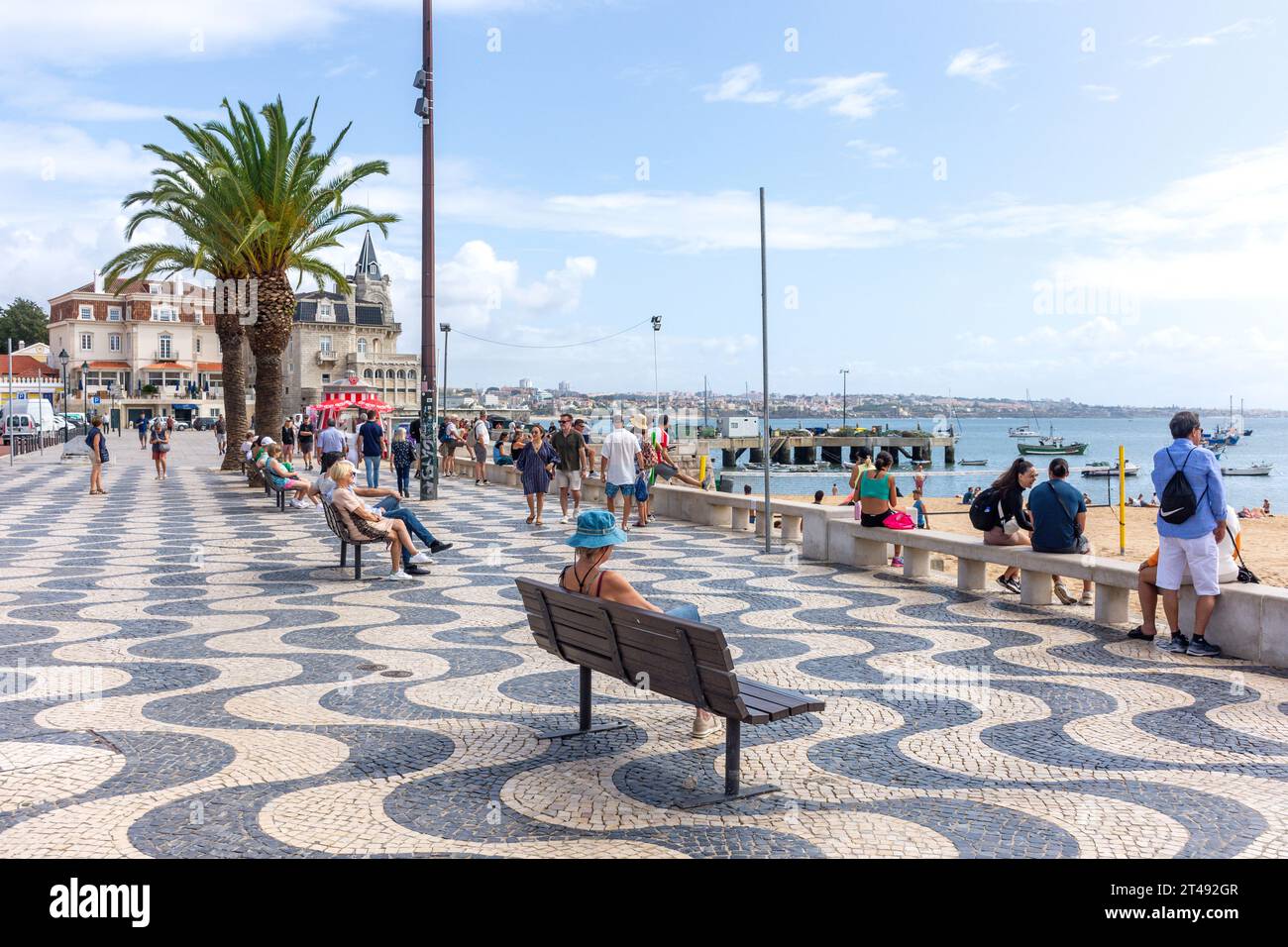 Seafront promenade and Praia da Ribeira beach, Cascais, Lisbon Region ...