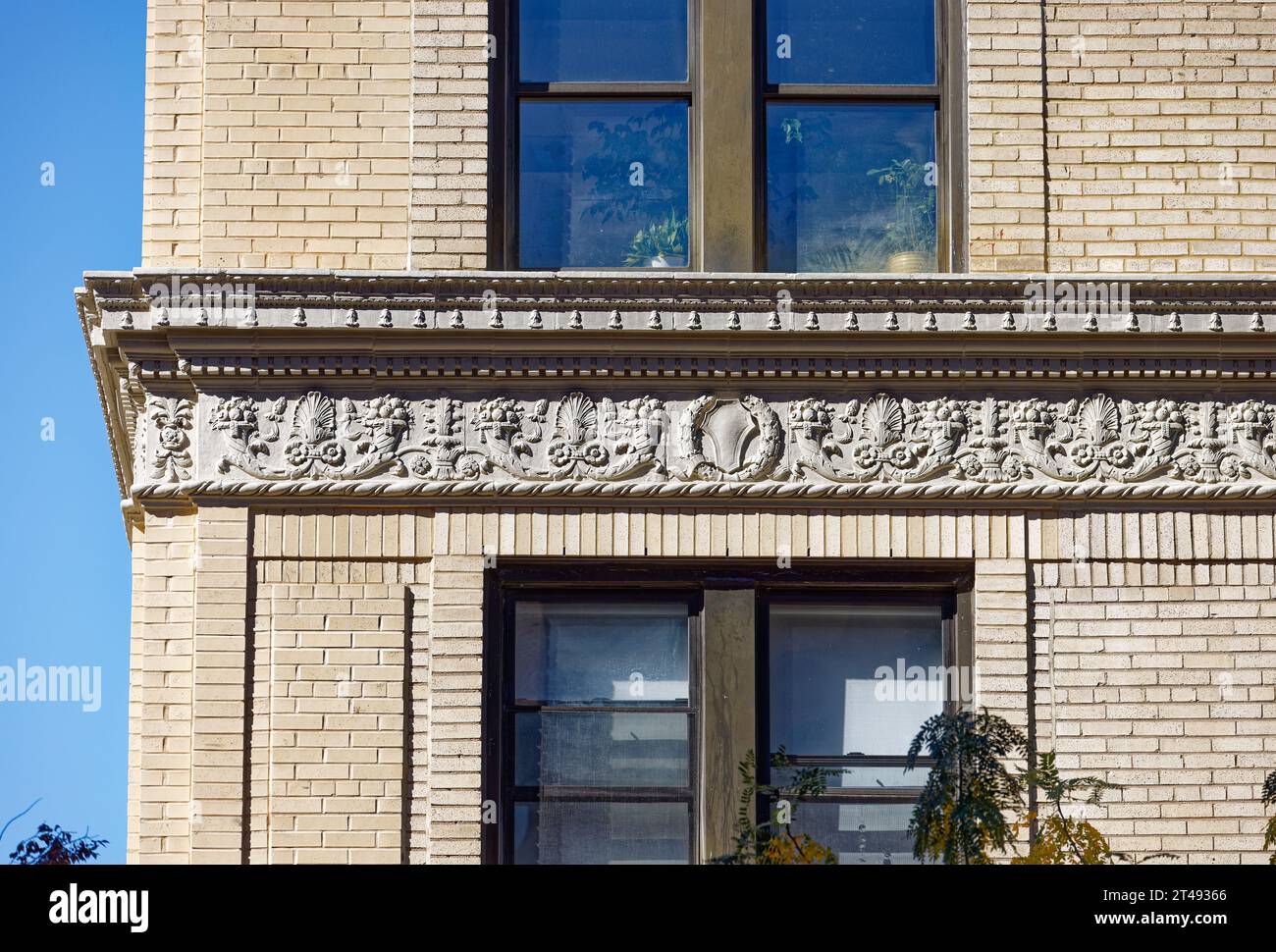 Emery Roth designed 825 West End Avenue in neoclassical style. The ...