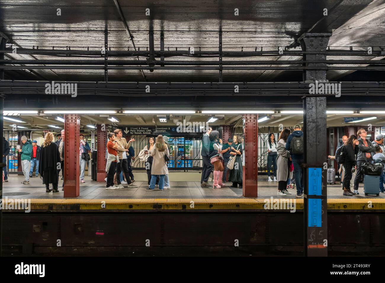 Busy Pennsylvania Station platform in the New York subway on Sunday ...