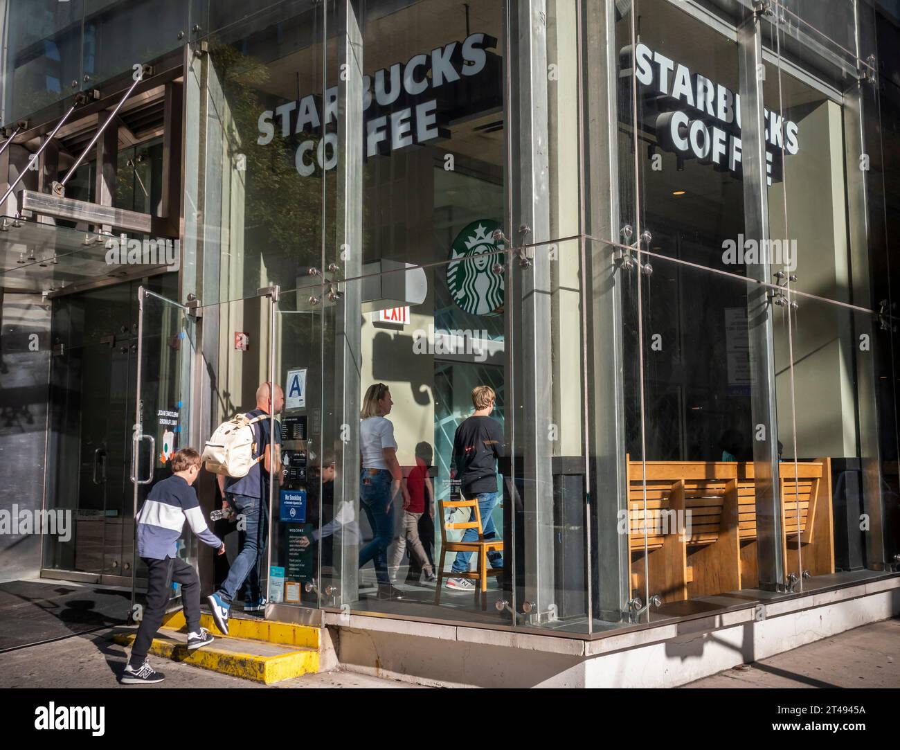 Starbucks logo 2023 hi-res stock photography and images - Alamy