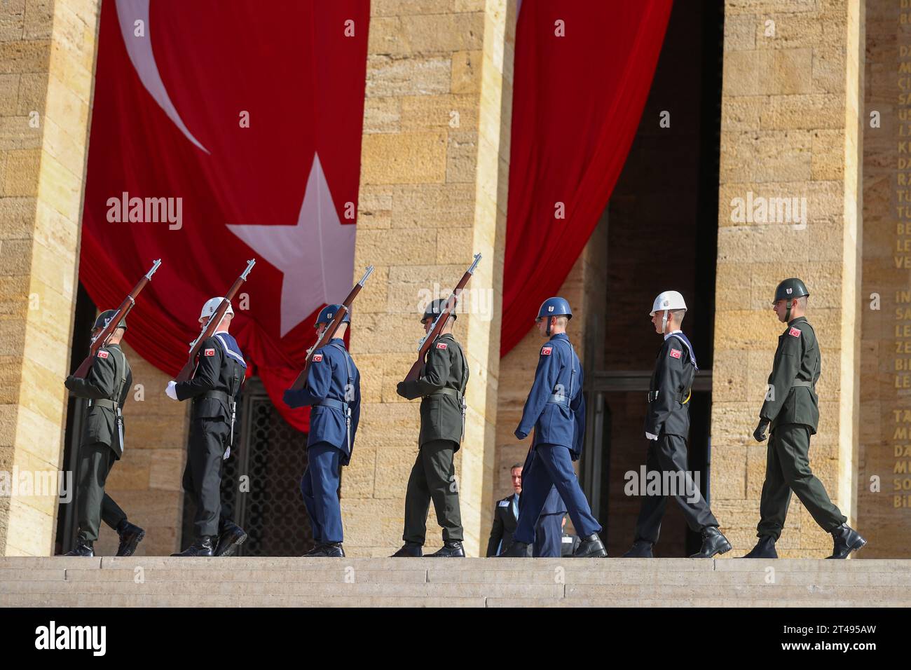 Ankara, Turkey. 29th Oct, 2023. Soldiers change guard in front of An ...