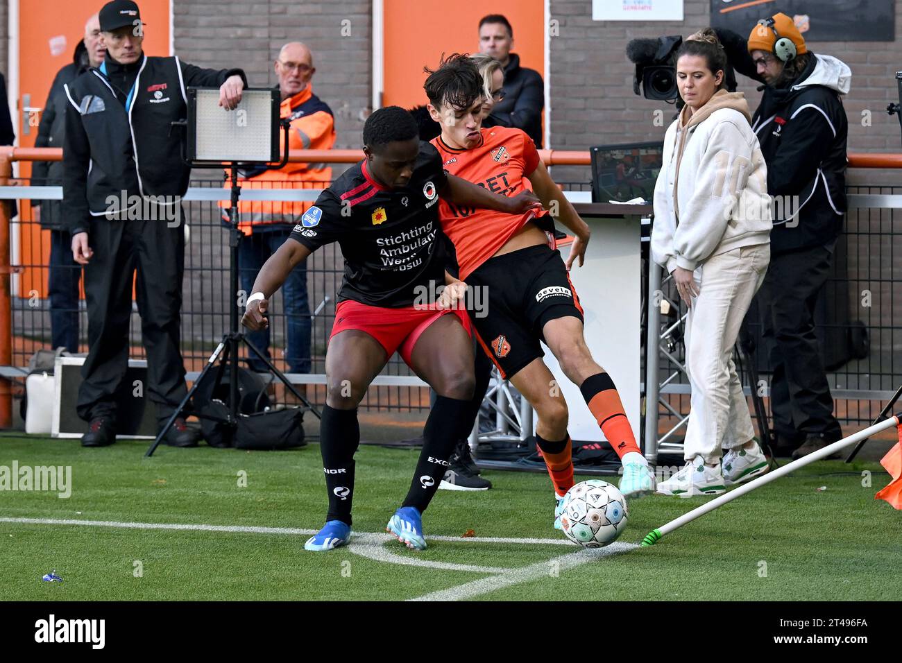 VOLENDAM - (l-r) Richie Omorowa of sbv Excelsior, Josh Flint of FC ...