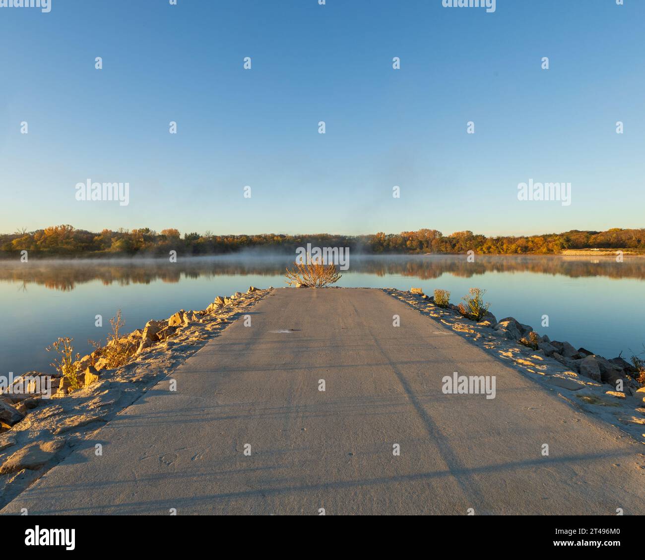 Sunrise over calm lake hi-res stock photography and images - Alamy