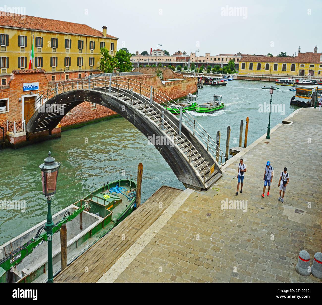 Channel air bridge hi-res stock photography and images - Alamy