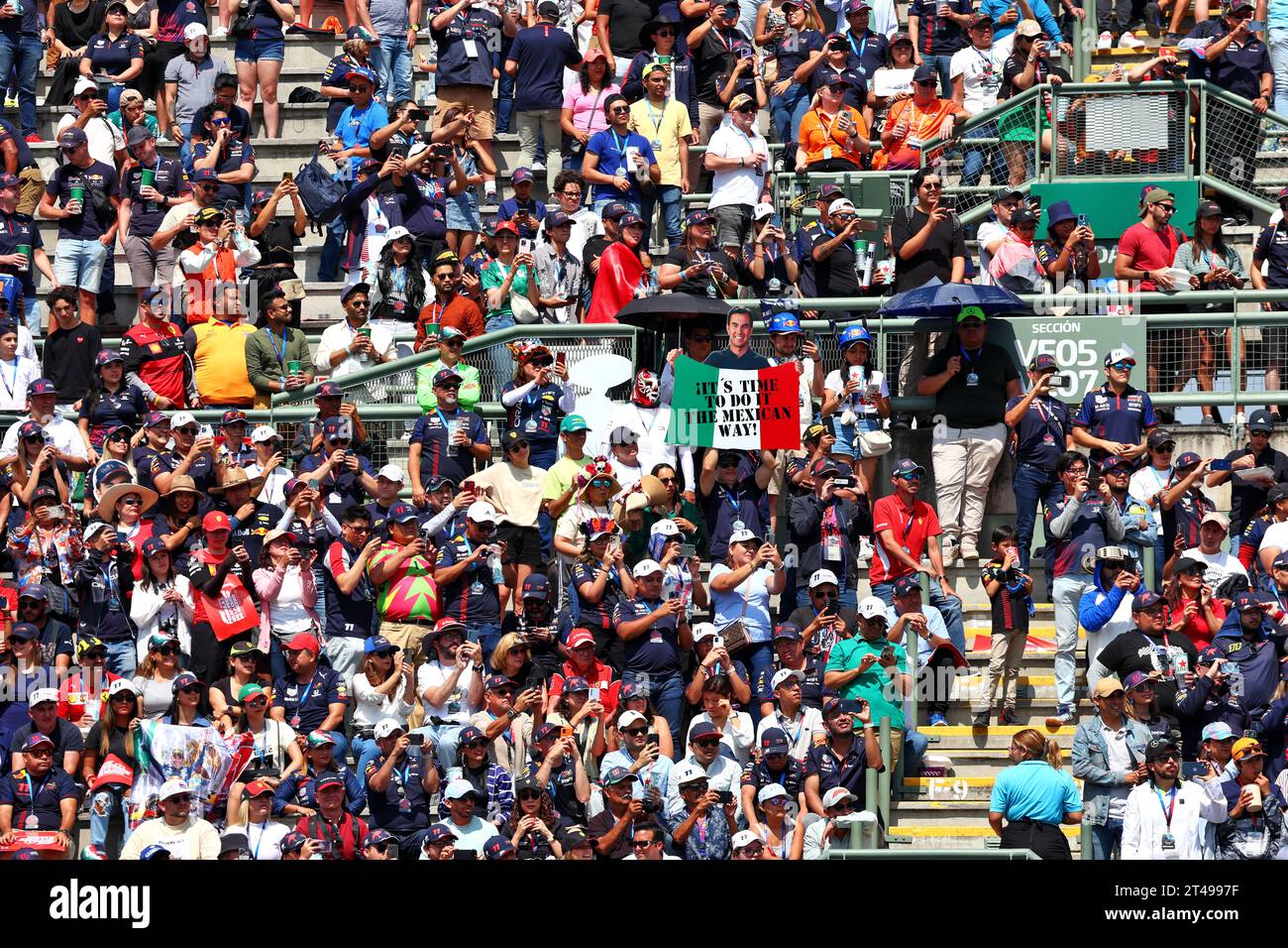 Mexico City, Mexico. 29th Oct, 2023. Circuit atmosphere - fans in the ...