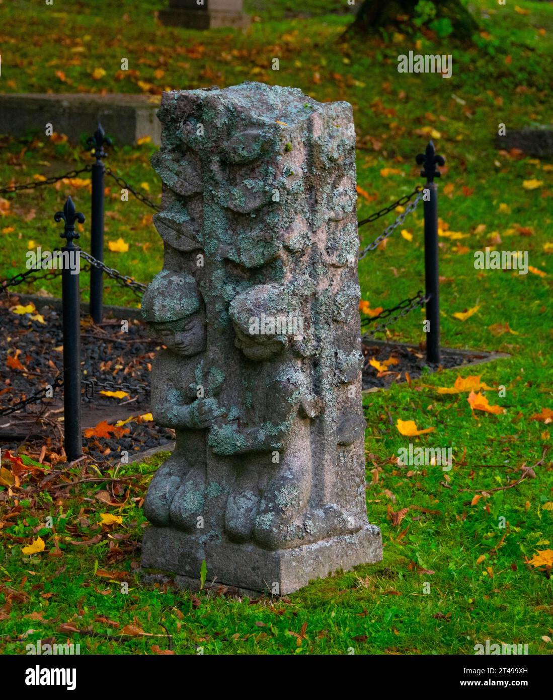 statue of children in a graveyard Stock Photo - Alamy